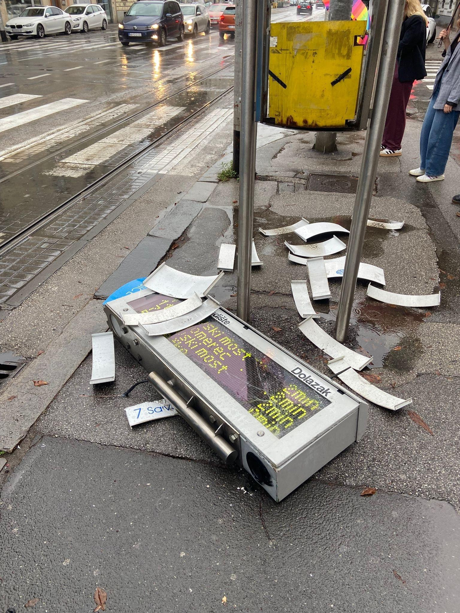 Jutarnji list - Srušeni stup i stajališni zaslon na tramvajskoj stanici u Maksimiru, pozvana i ...