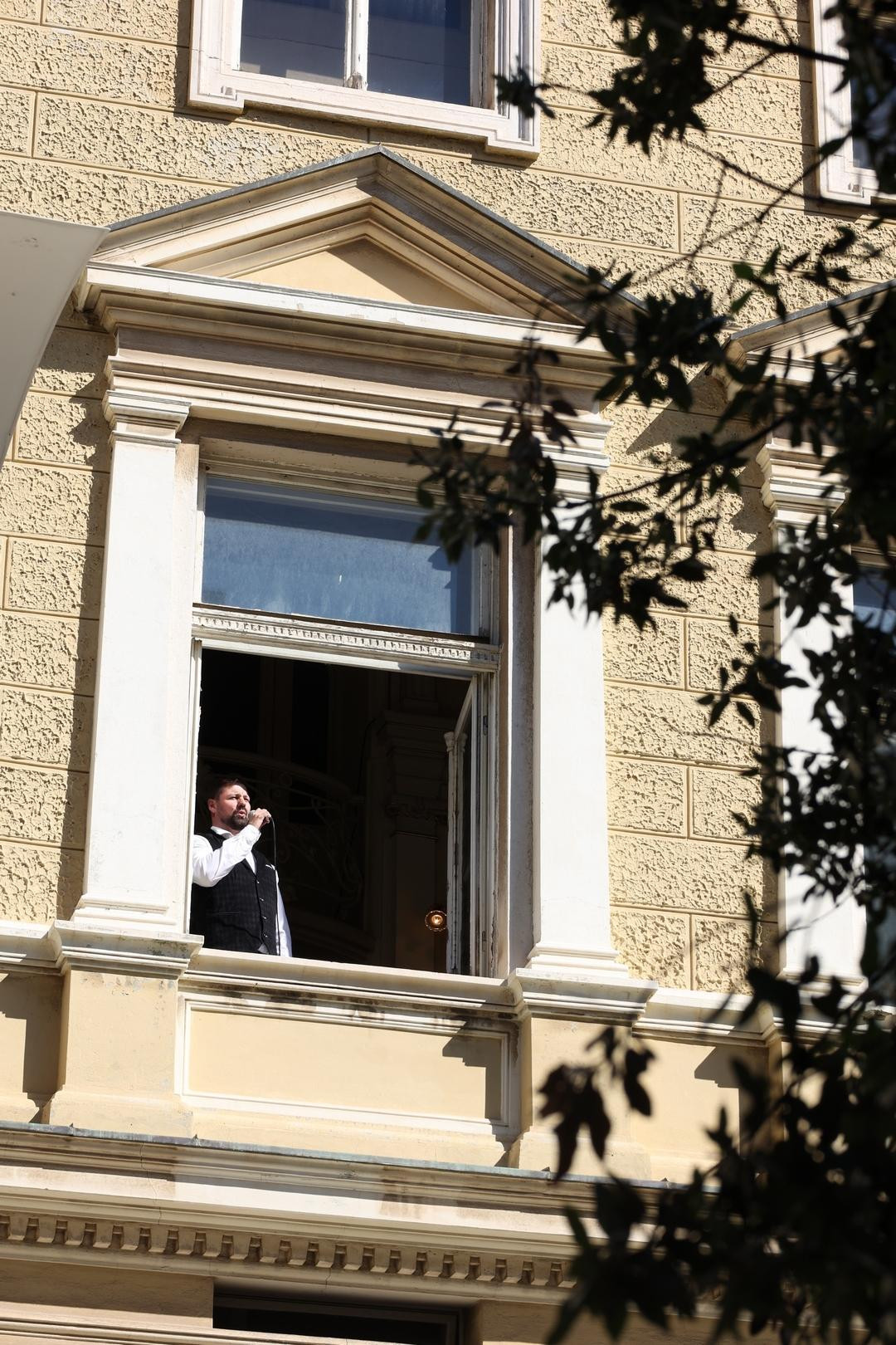 Jutarnji list - U prijepodnevnim satima riječkom ribarnicom zaorio se 'U boj, u boj', pjevalo se ...